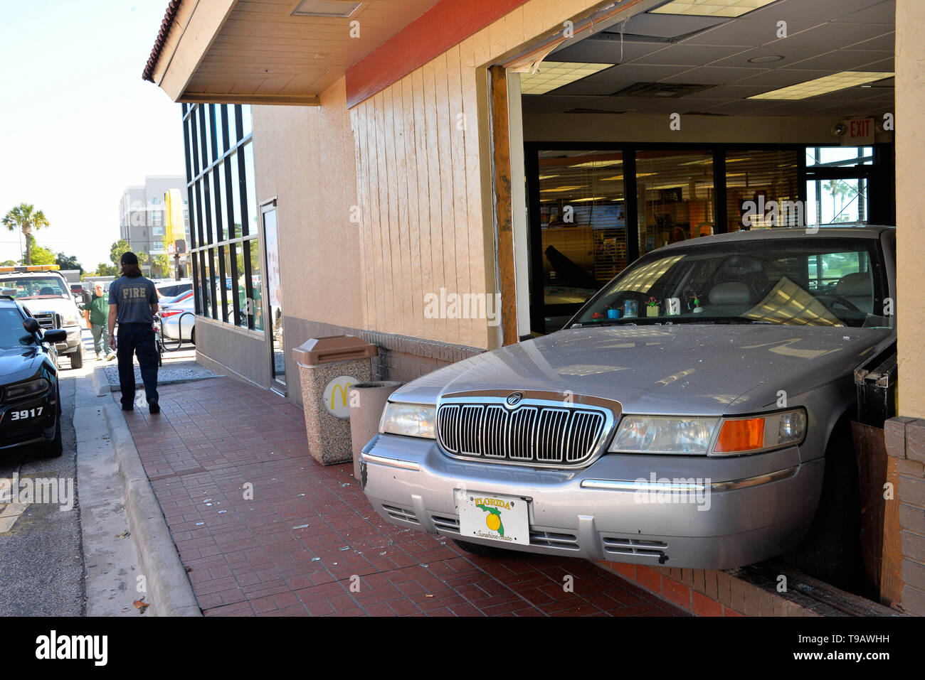 Car backing out of a building hi-res stock photography and images - Alamy