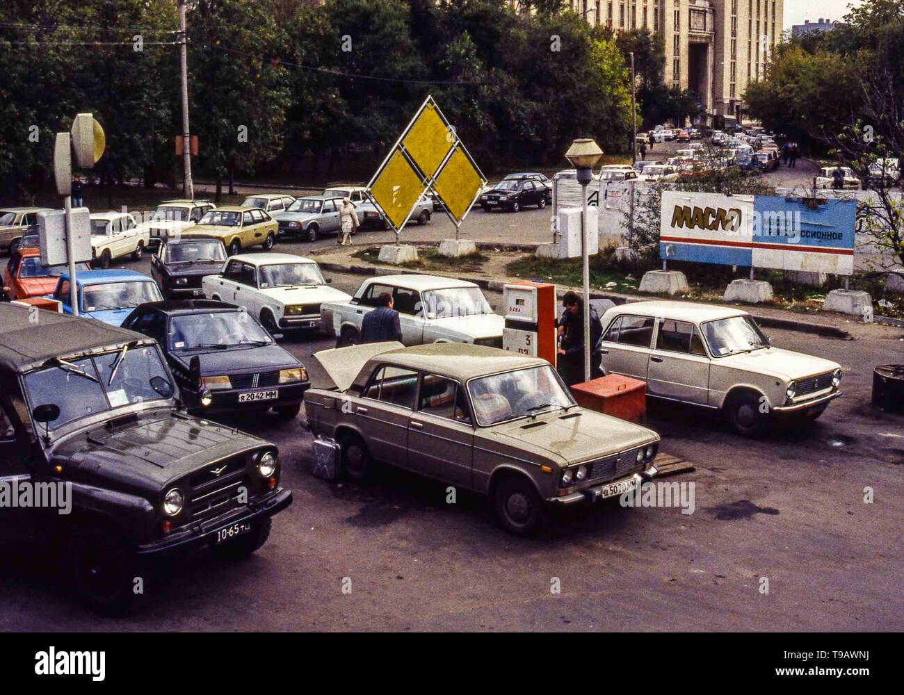 Moscow, Russia. 25th Sep, 1992. At a Moscow service station lines of ...