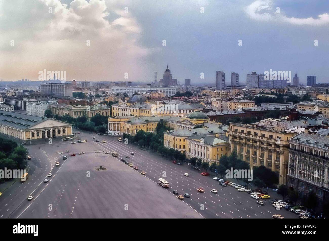 Oblong building hi-res stock photography and images - Alamy