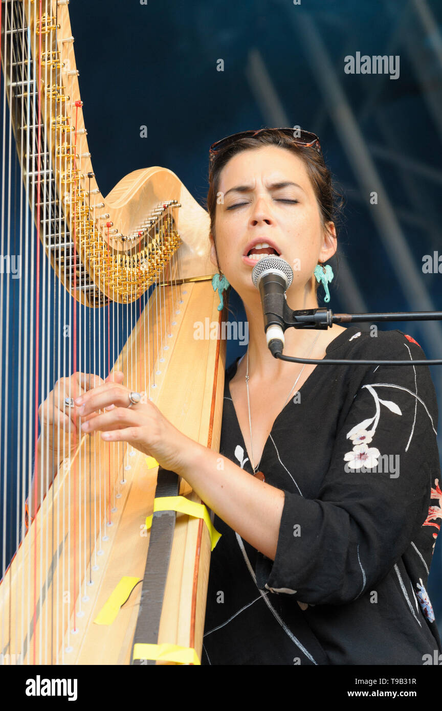 Sarah page harpist hi-res stock photography and images - Alamy