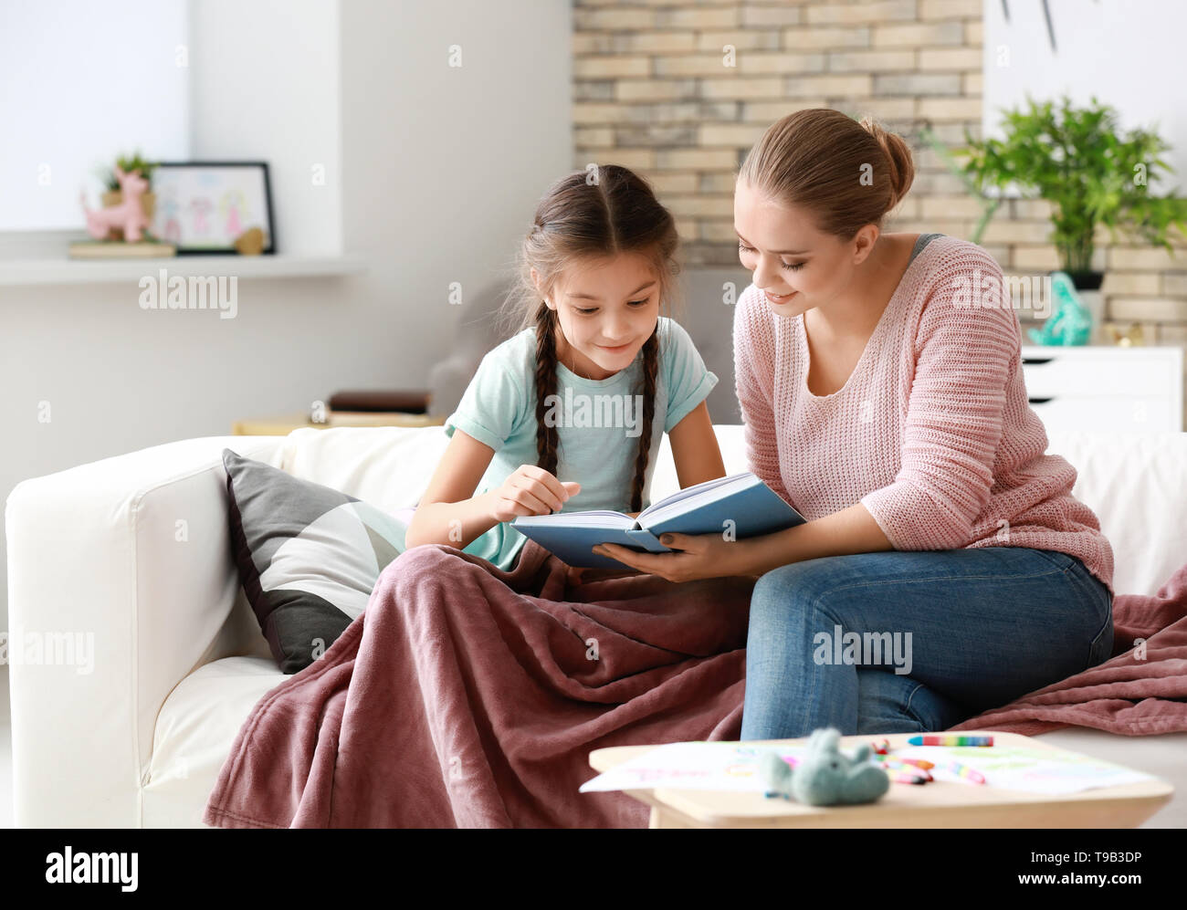 Girl library parent hi-res stock photography and images - Alamy