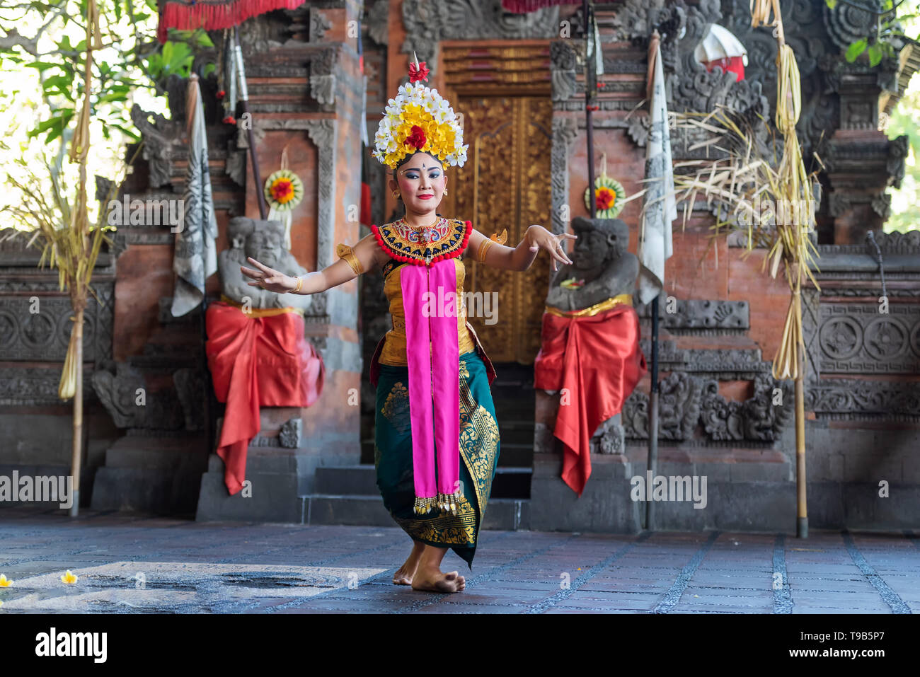 Legong dancing lady hi-res stock photography and images - Alamy