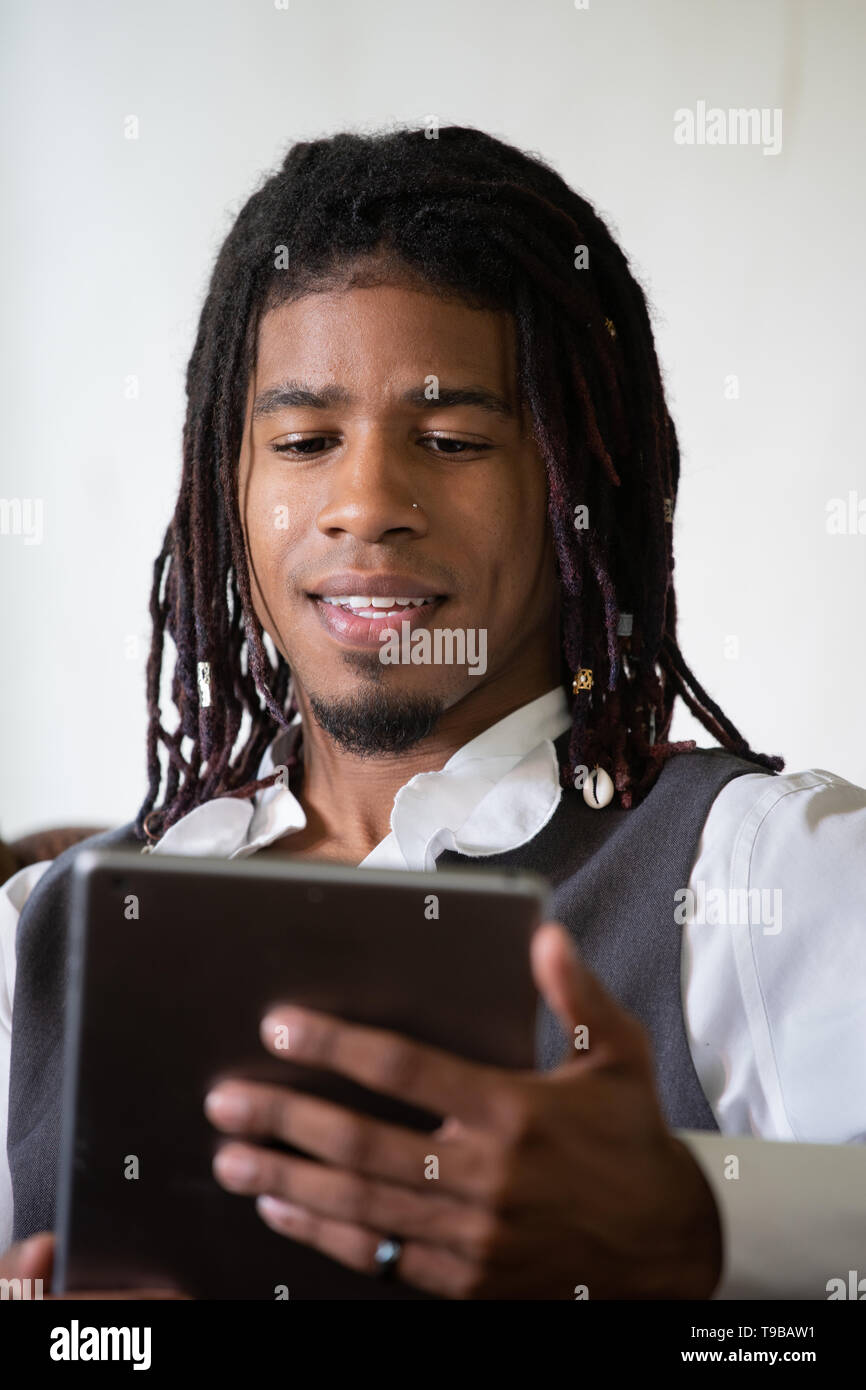 Young street ipad hi-res stock photography and images - Alamy