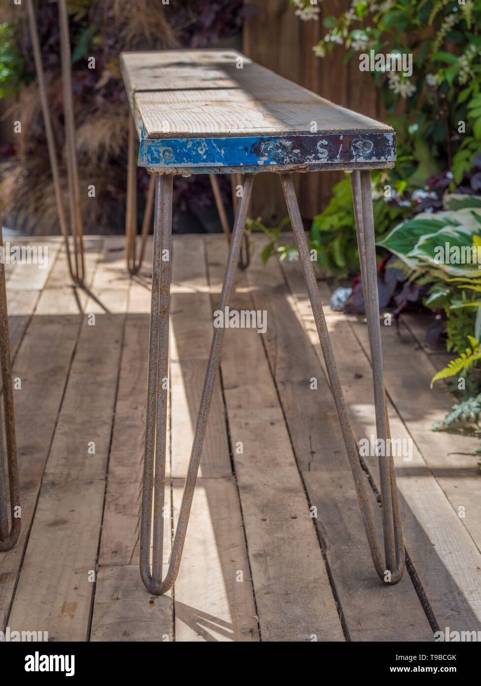 Scaffold plank bench hi-res stock photography and images - Alamy
