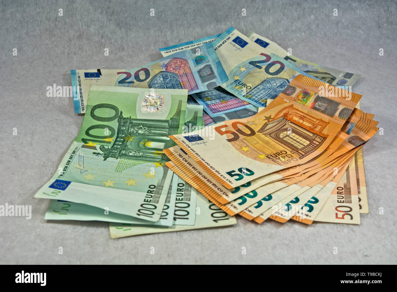 Paper cash notes in a pile on the table for investment Stock Photo - Alamy