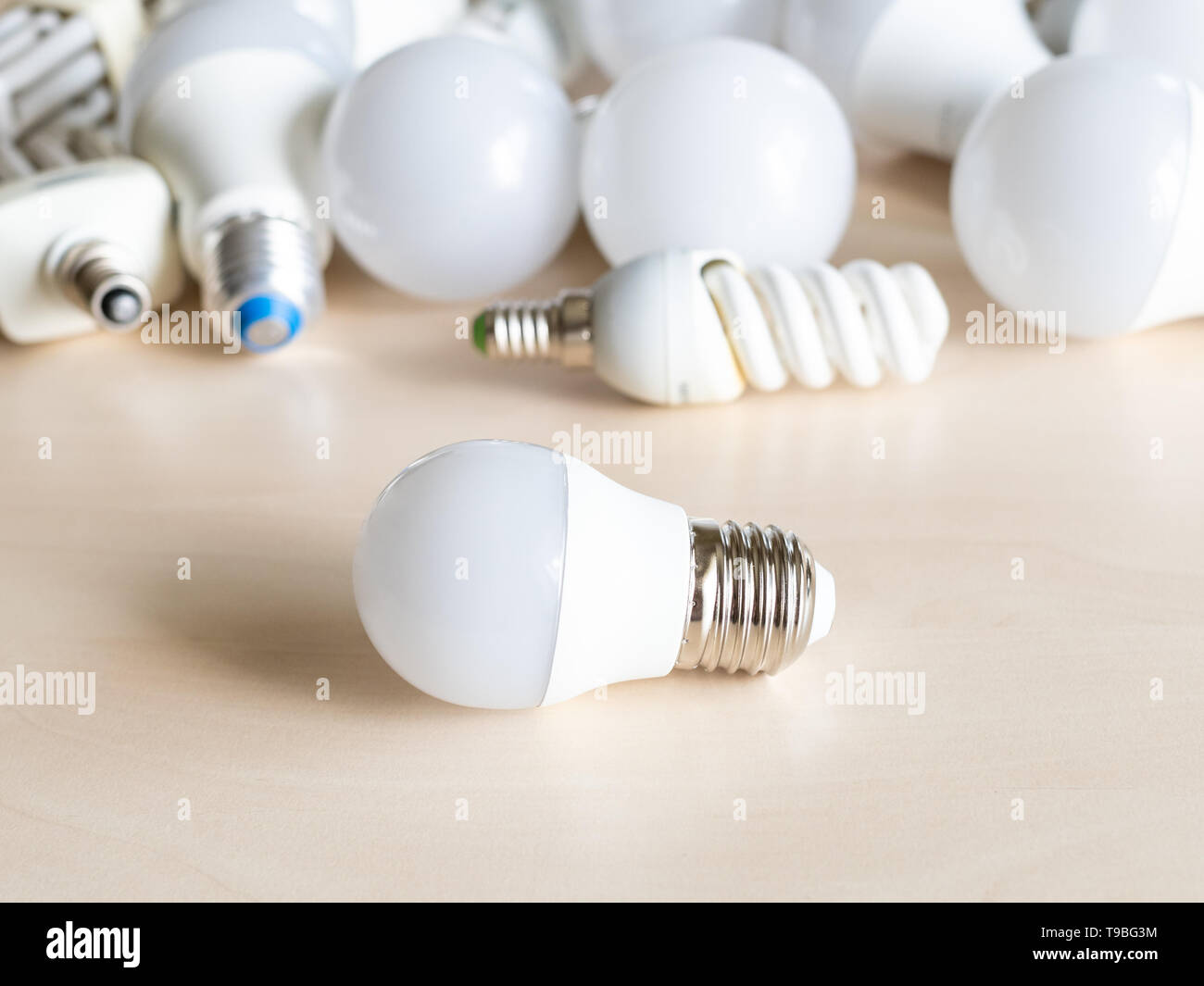 Screw in light bulb hi-res stock photography and images - Alamy