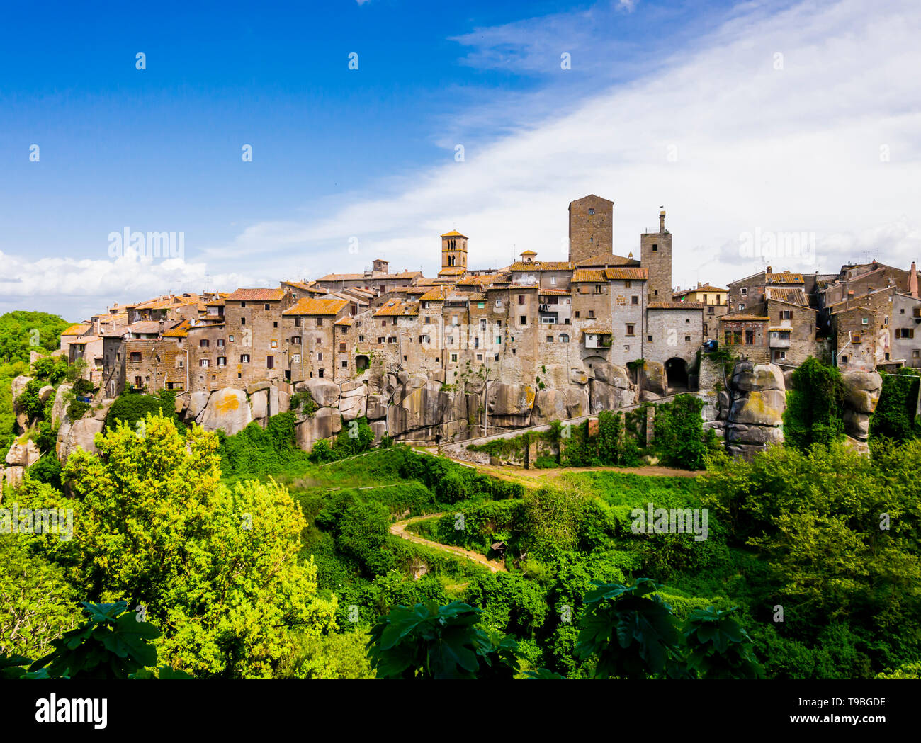 Medieval italian village hi-res stock photography and images - Alamy