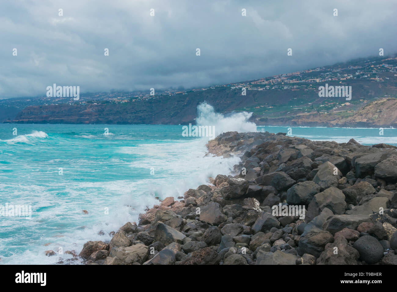 Crashing waves ocean landscape hi-res stock photography and images - Alamy