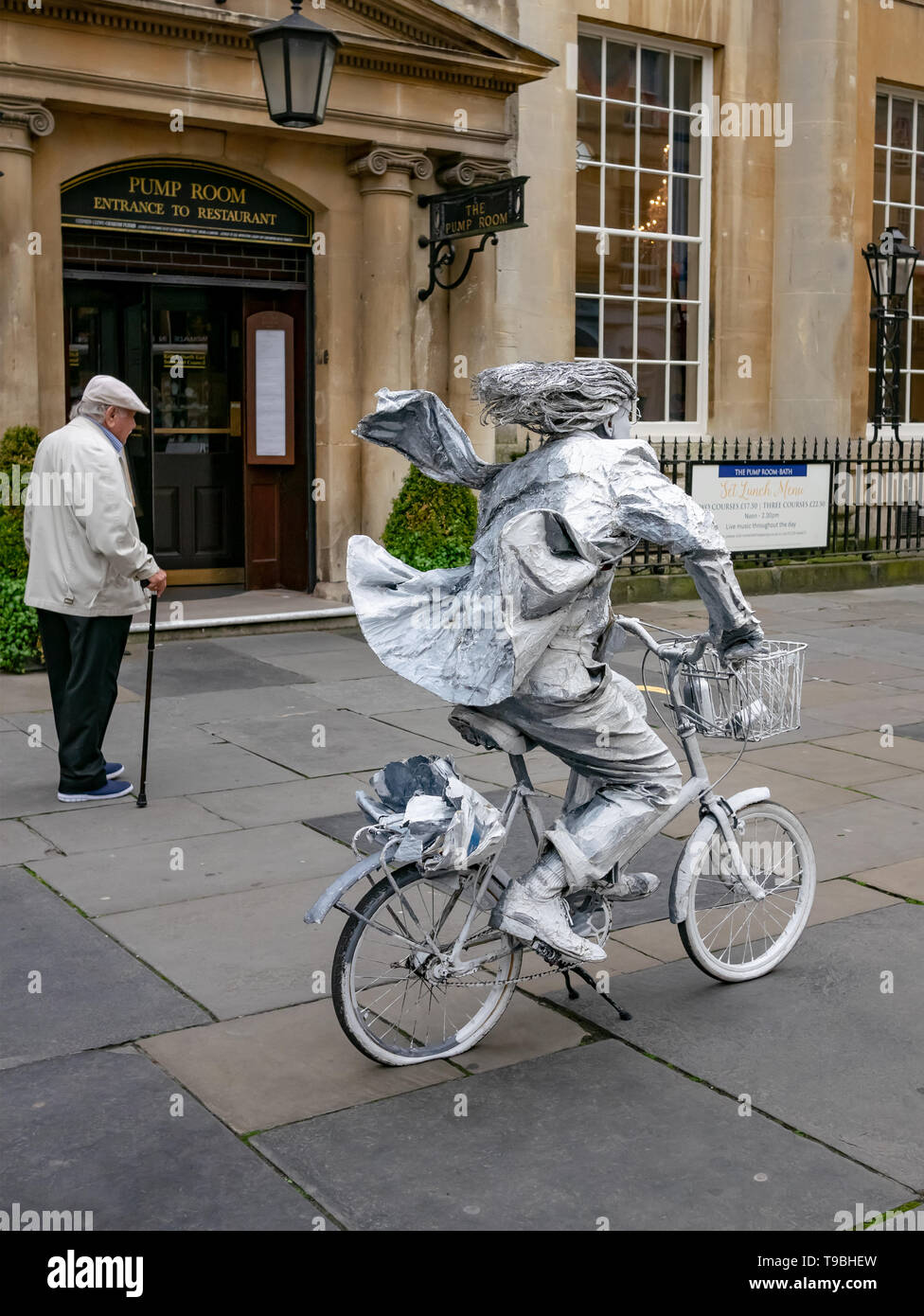 Silver statue performer hi-res stock photography and images - Alamy