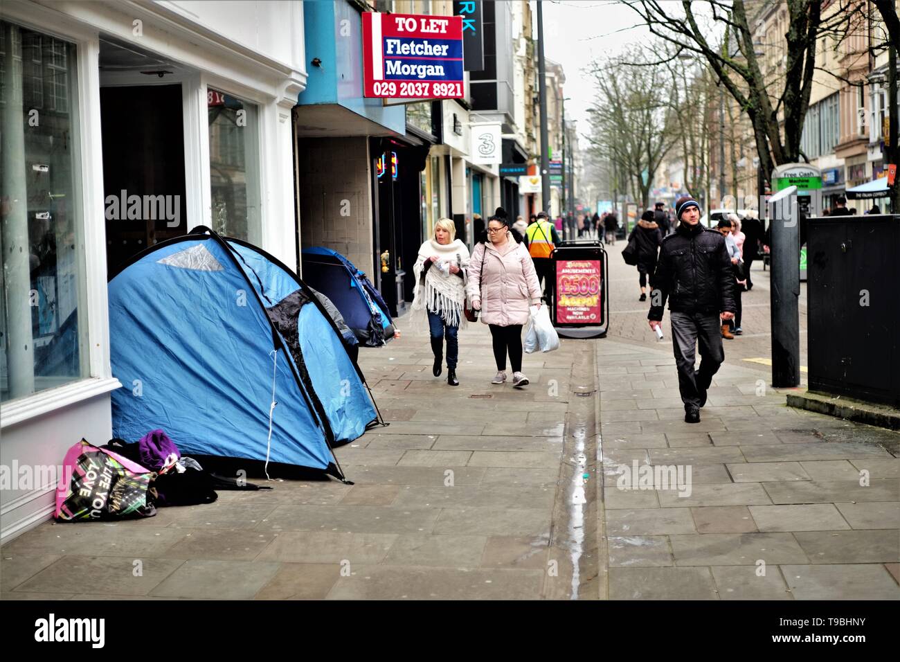 Homeless tent hi-res stock photography and images - Alamy