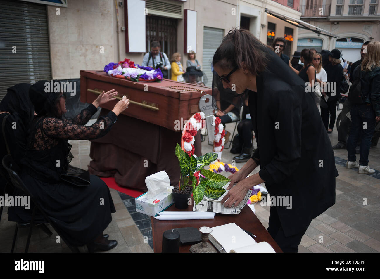 Women crying funeral hi-res stock photography and images - Alamy