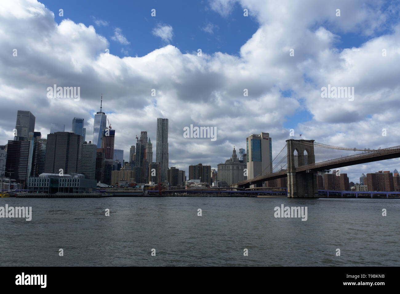Brooklyn bridge over hudson river hi-res stock photography and images ...