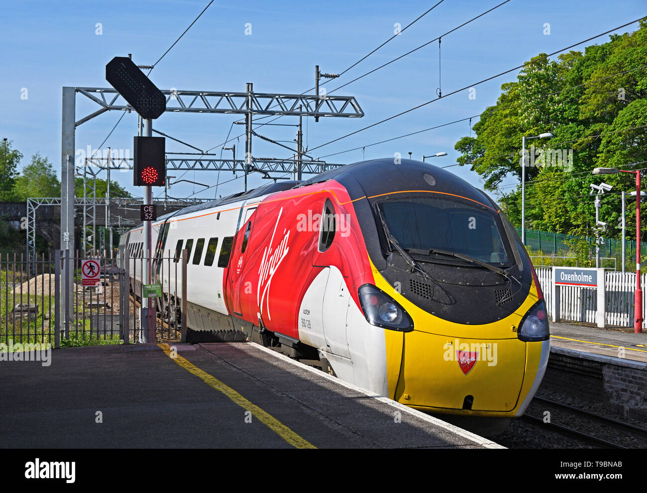 Virgin Trains Class 390 Pendolino 390 128 "City of Preston" with ...