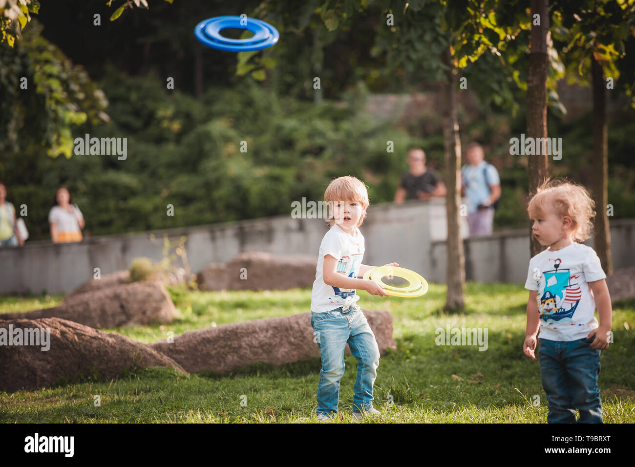 Children playing frisbee hi-res stock photography and images - Alamy