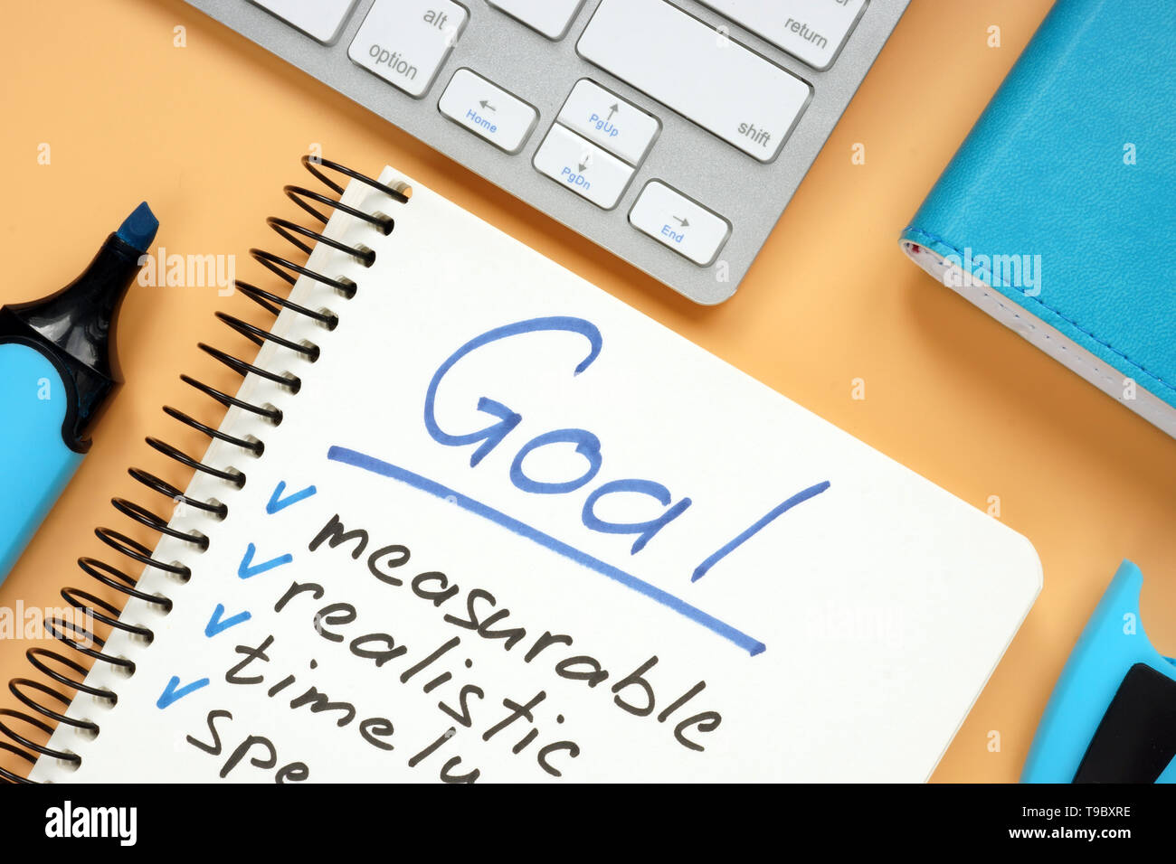 Goal setting concept. Notepad with pen on desk Stock Photo - Alamy