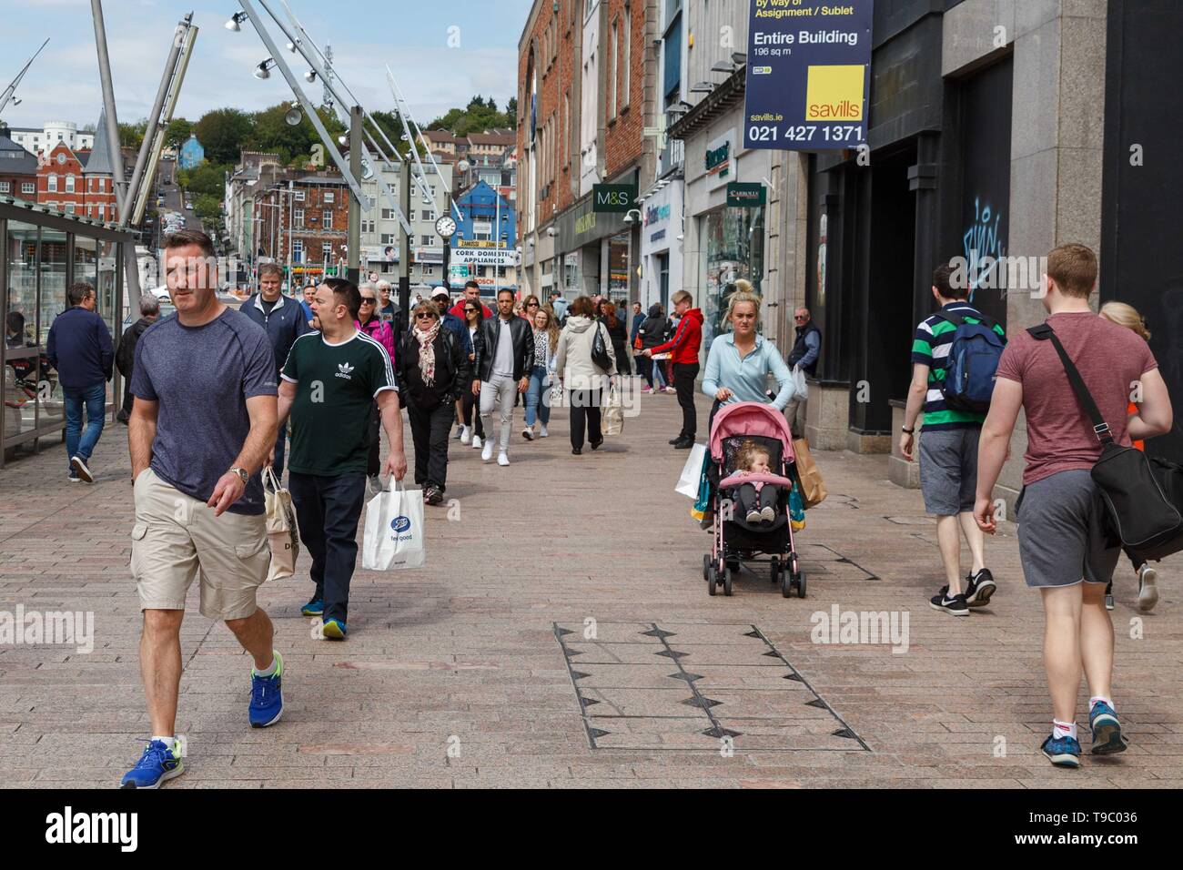Cork, Ireland, 18th May, 2019. Sunshine in Cork City. Shoppers filled ...