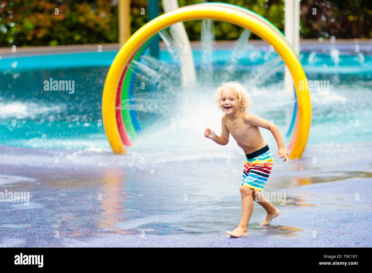 Kids at water park hi-res stock photography and images - Alamy