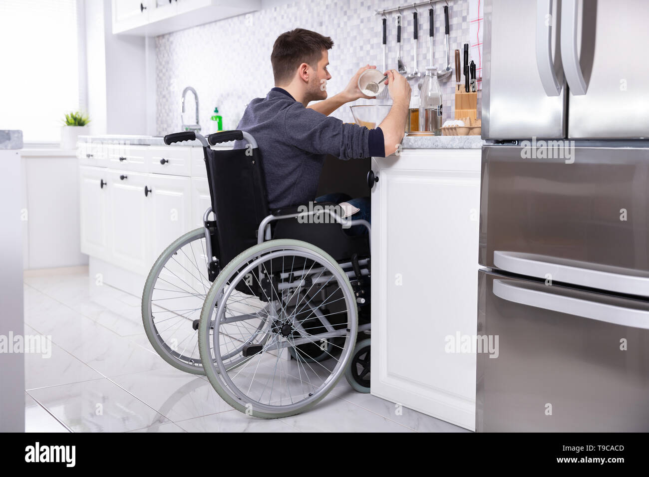 Disabled people cooking hi-res stock photography and images - Alamy