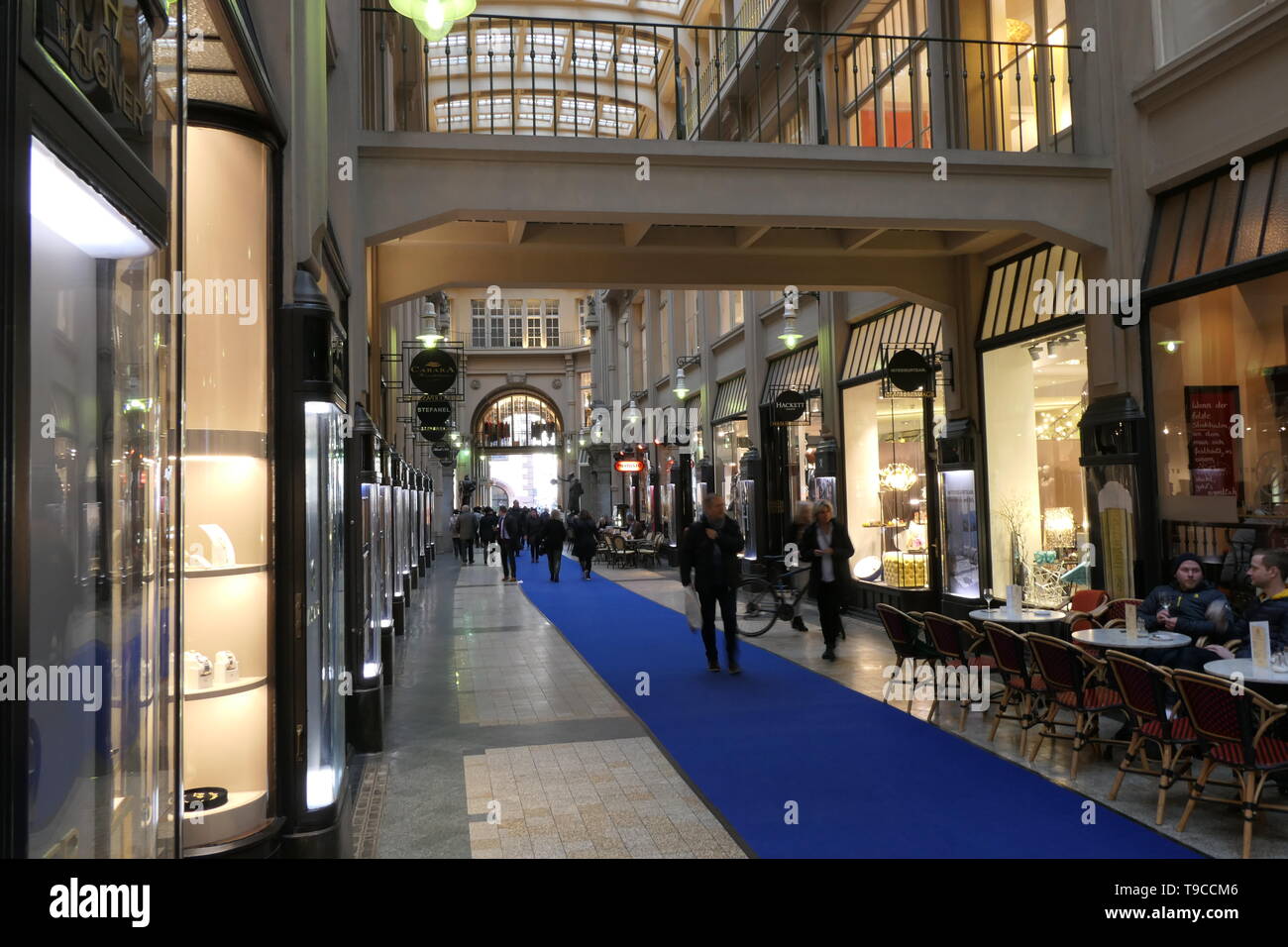 City shopping hall hi-res stock photography and images - Alamy