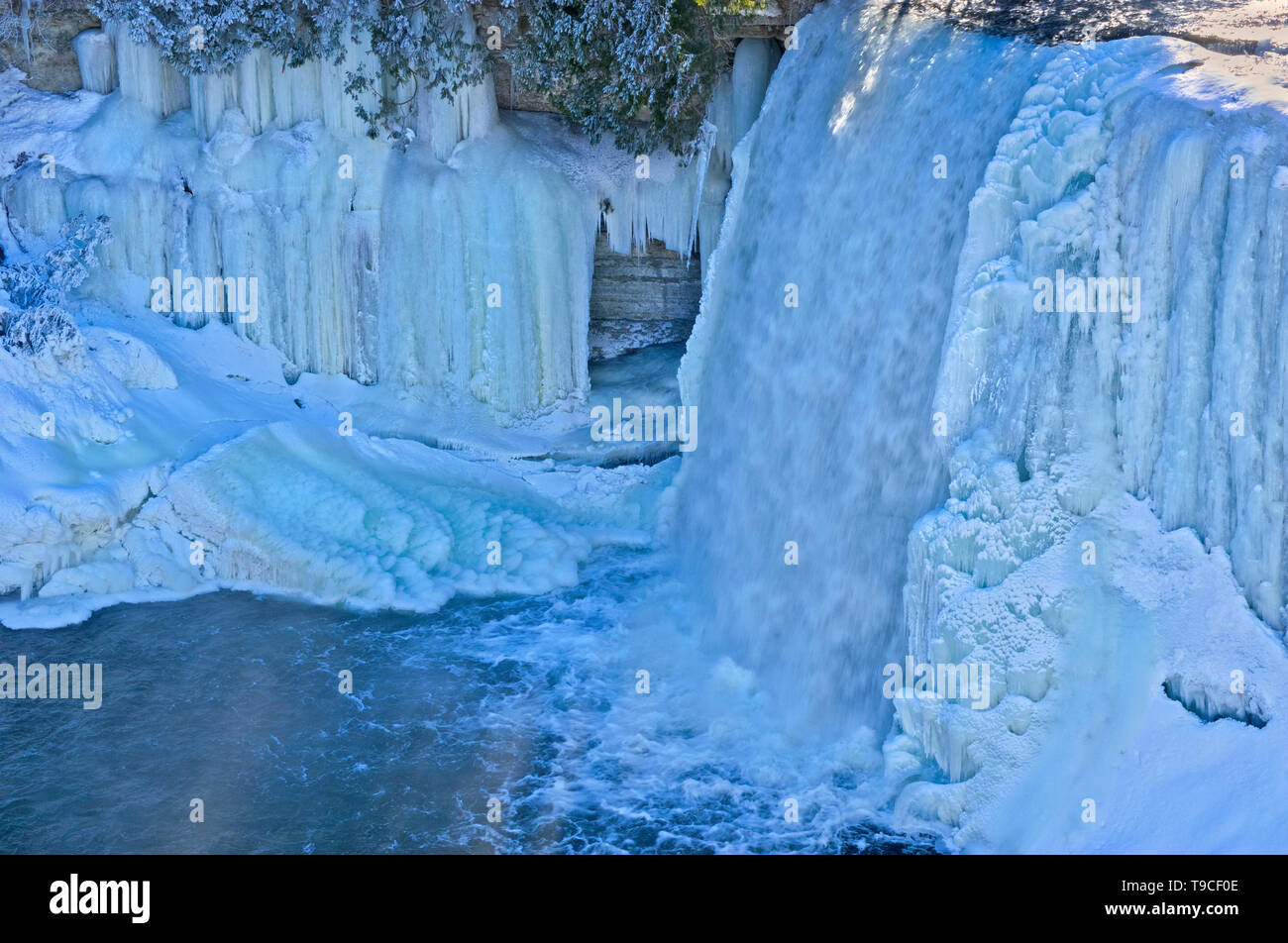 The Kagawong River flows over icy Bridal Veil Falls. Manitoulin Island ...
