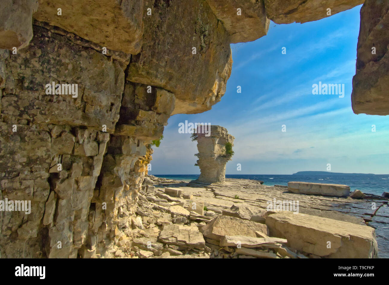 Flowerpot and limetsone rock along Georgian Bay (Lake Huron). Bruce ...