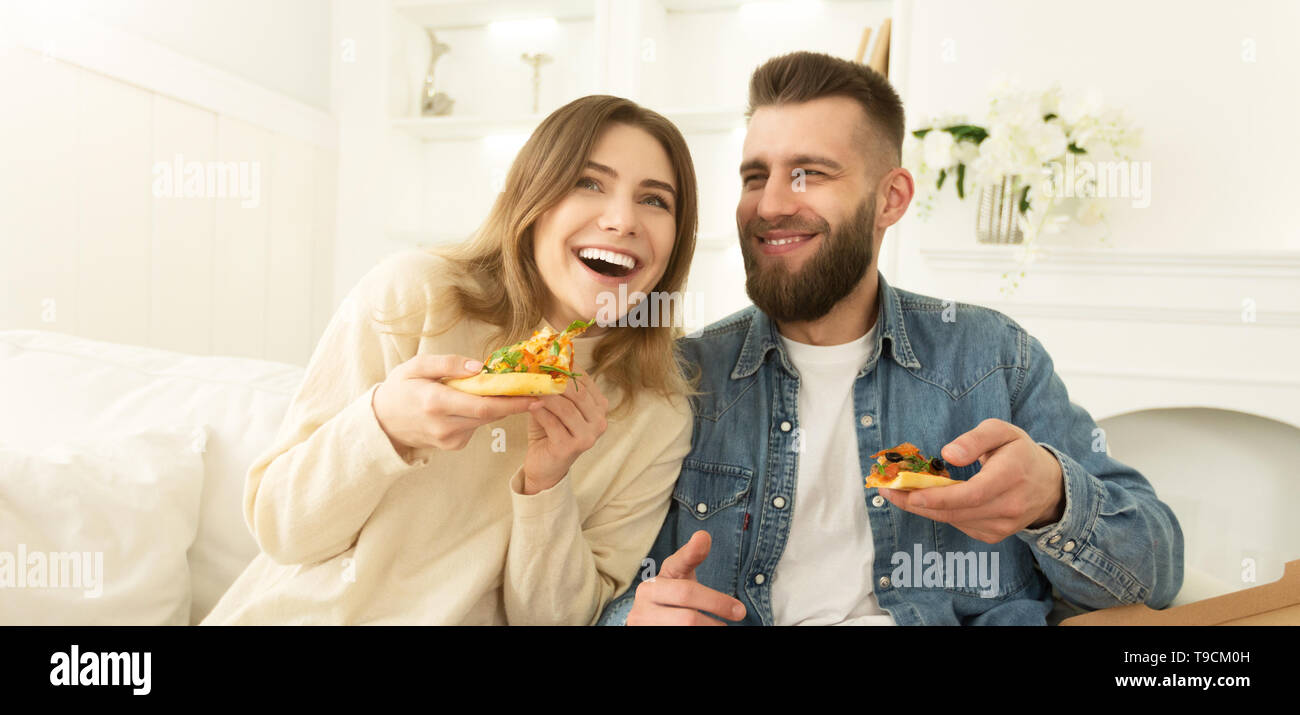 Family eating tv pizza hi-res stock photography and images - Alamy
