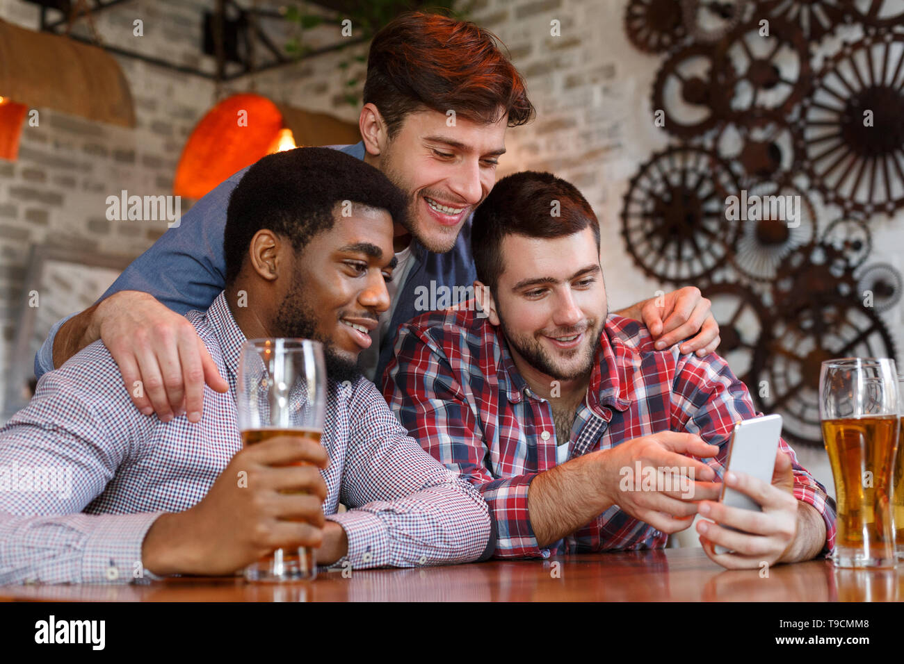 Drinking with your mates hi-res stock photography and images - Alamy