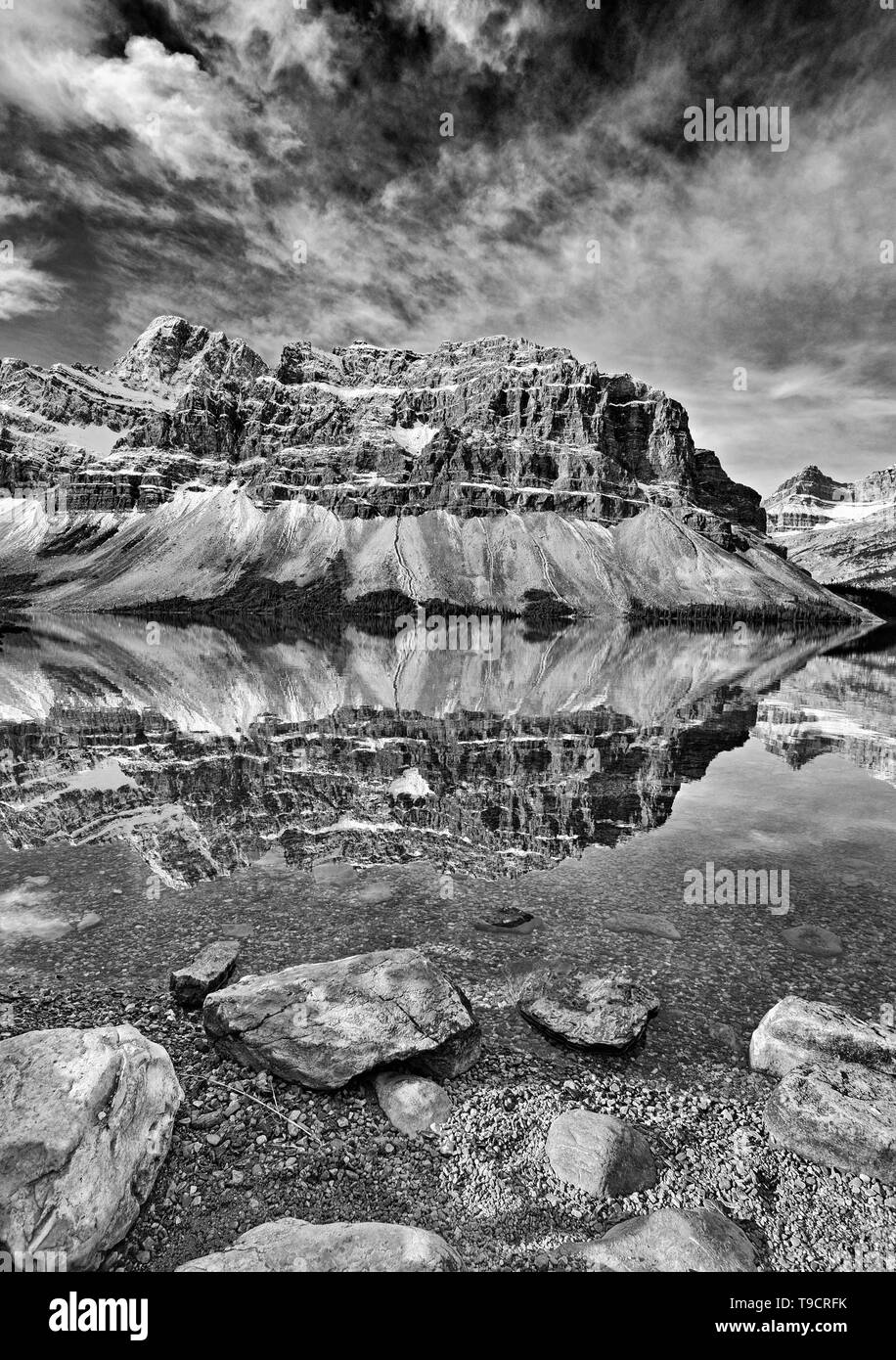 Bow Lake and Crowfoot Mountain in autumn. Icefields Parkway. Banff ...