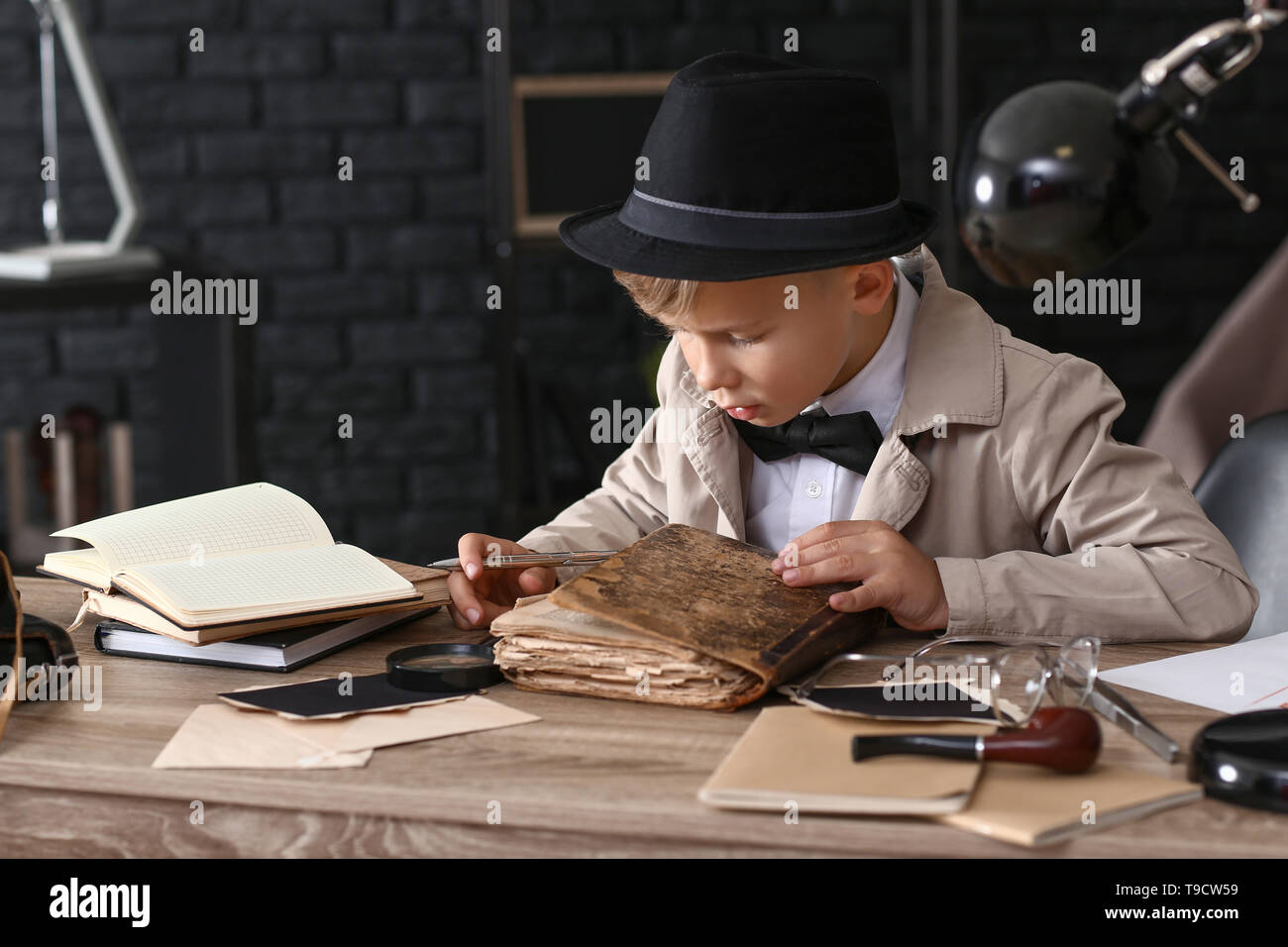 Child detective book hi-res stock photography and images - Alamy