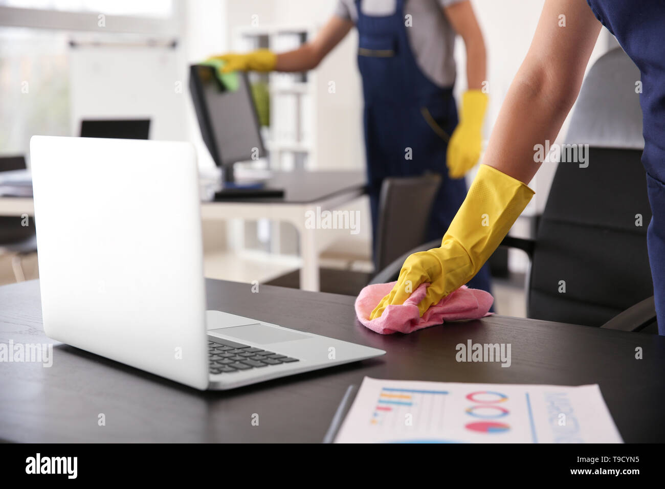 Wiping table hi-res stock photography and images - Alamy