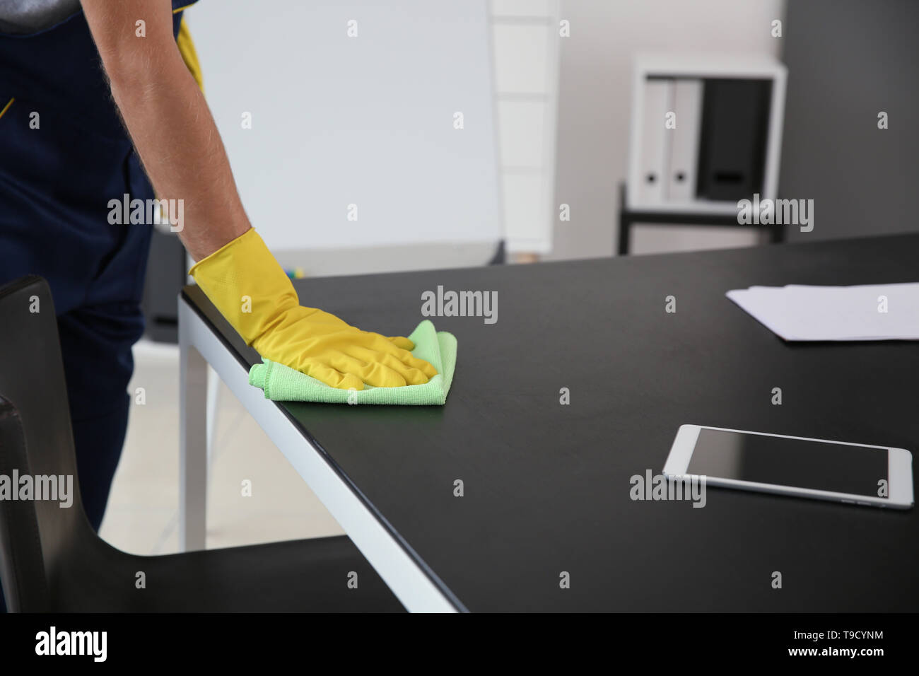 Wiping table hi-res stock photography and images - Alamy