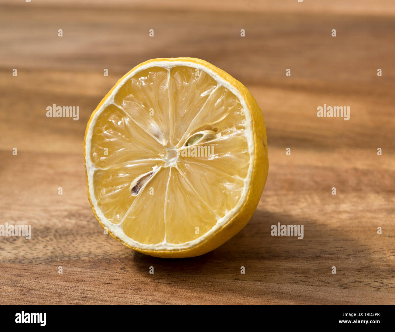 Lemon cross section close up hi-res stock photography and images - Alamy