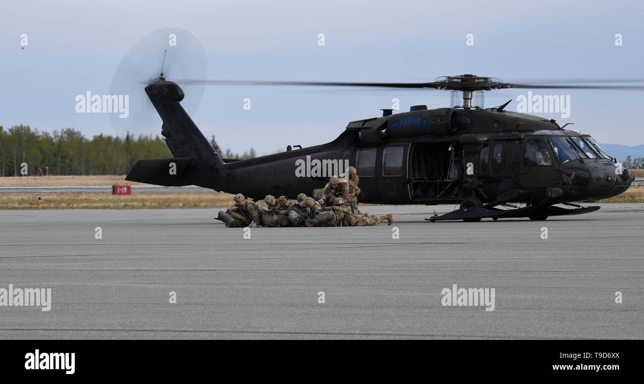 A U.S. Army HH-60 Black Hawk assigned with the 16th Combat Aviation ...
