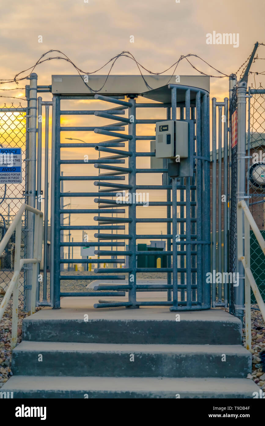 Box link fencing hi-res stock photography and images - Alamy