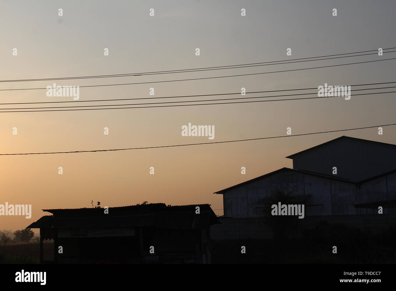 Sunshine behind building hi-res stock photography and images - Alamy