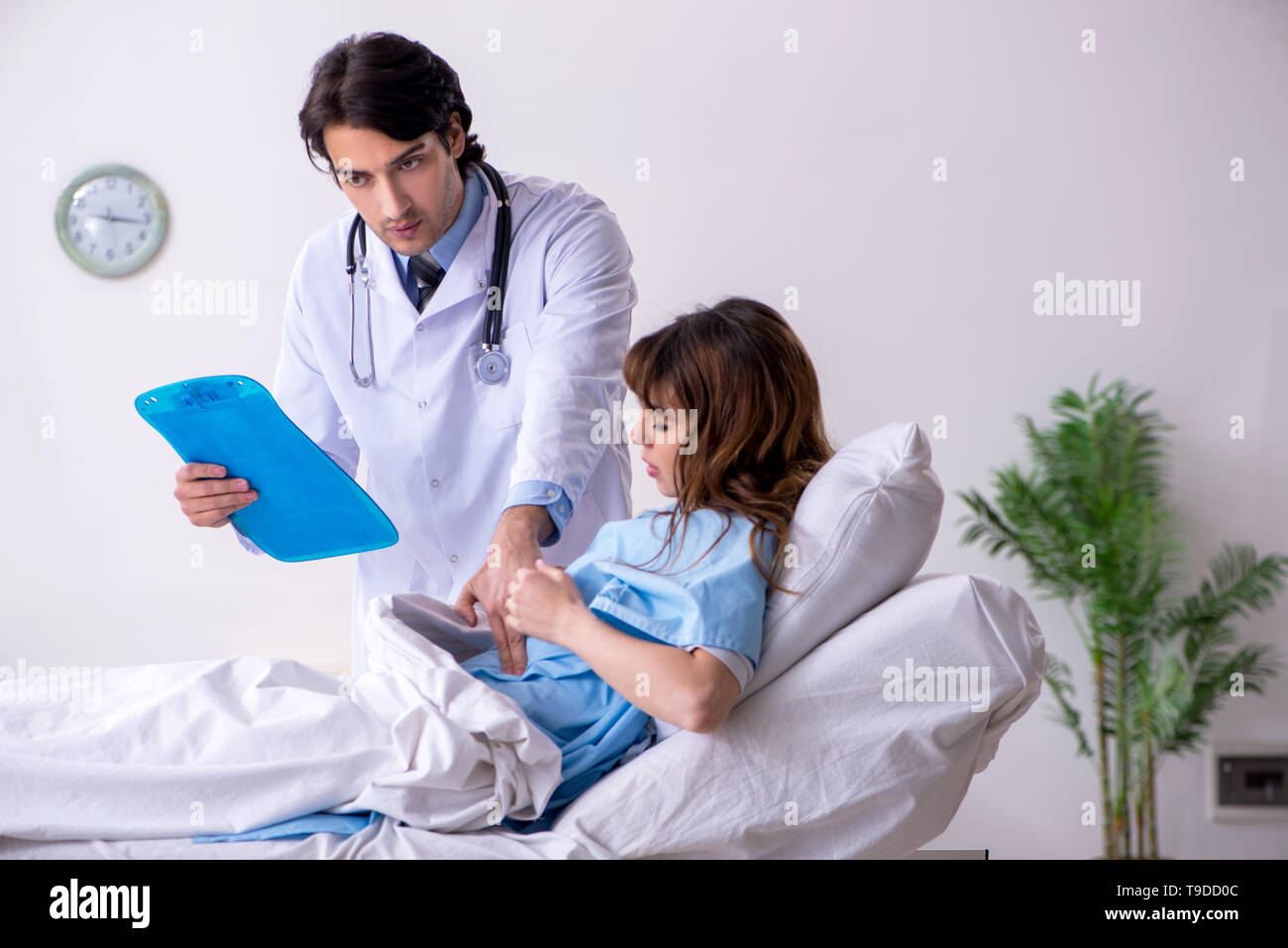 Doctor visiting recovering patient in hi-res stock photography and ...