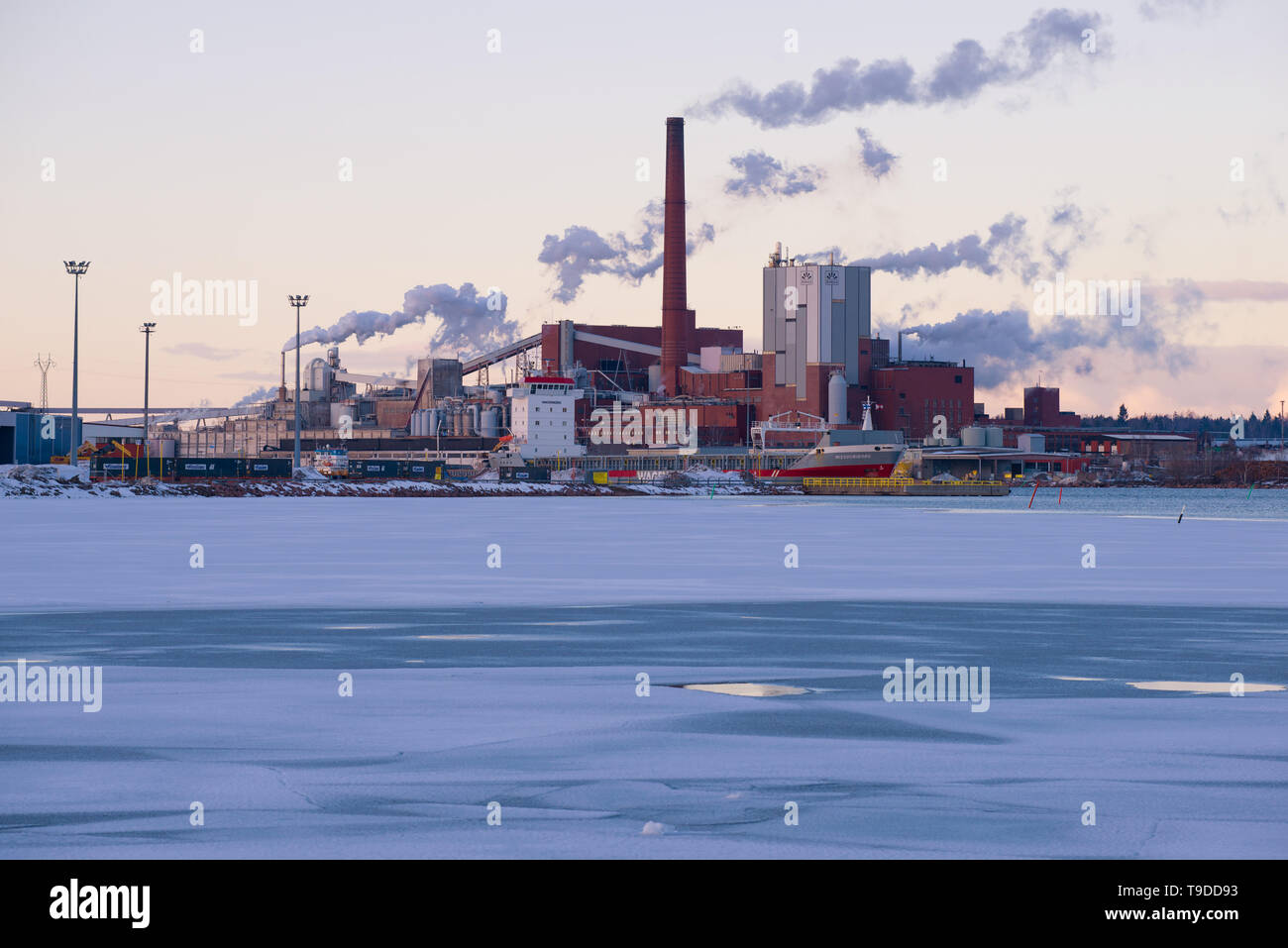 Pulp paper mill hi-res stock photography and images - Alamy