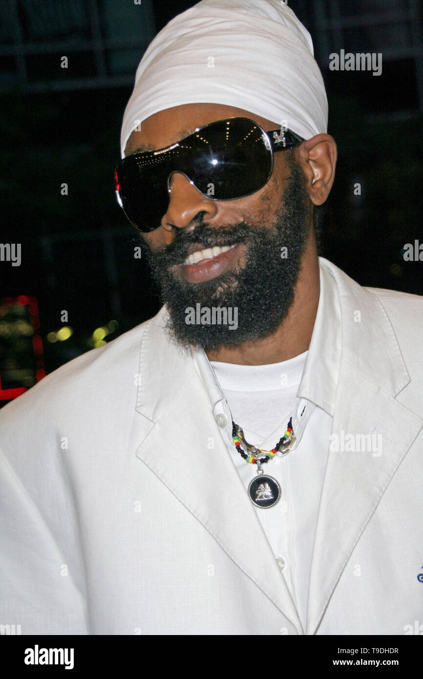Sizzla hi-res stock photography and images - Alamy