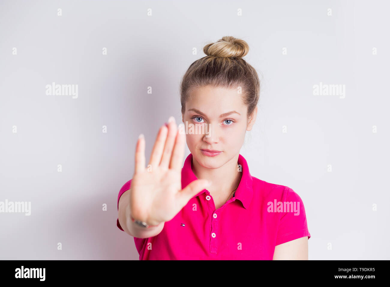 Negative body language office hi-res stock photography and images - Alamy