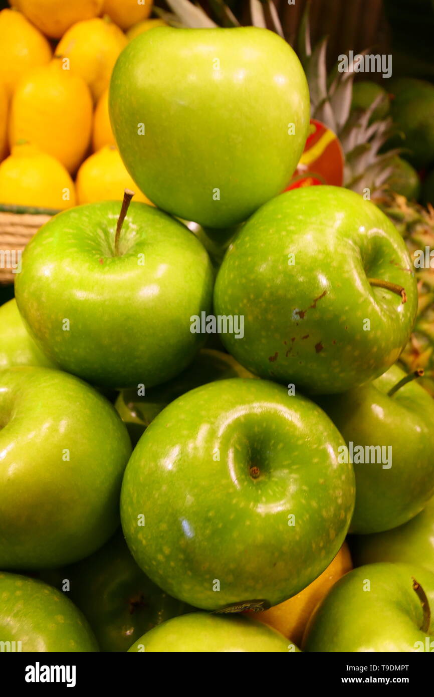 Apple stand hi-res stock photography and images - Alamy