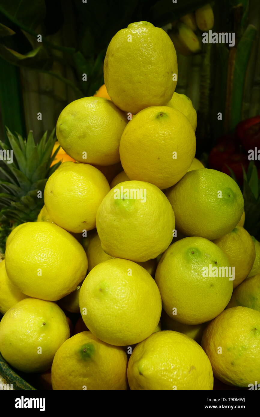 Fresh lemons built to a big lemon stand Stock Photo - Alamy