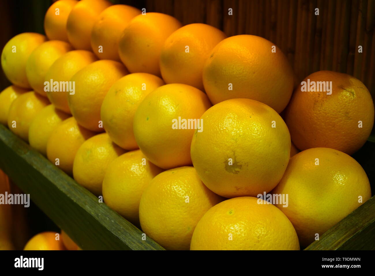 Row of oranges hi-res stock photography and images - Alamy