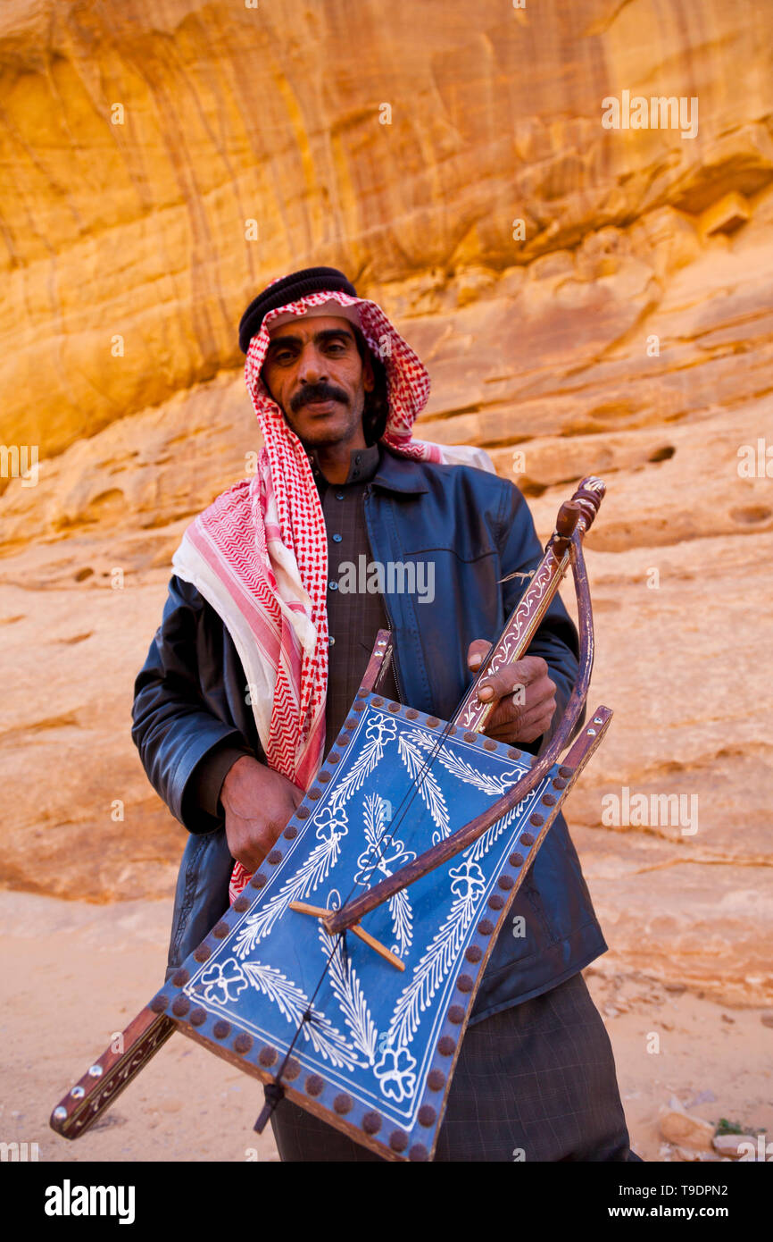 Beduino con instrumento musical Al Rababah, Wadi Rum, Jordania, Oriente ...