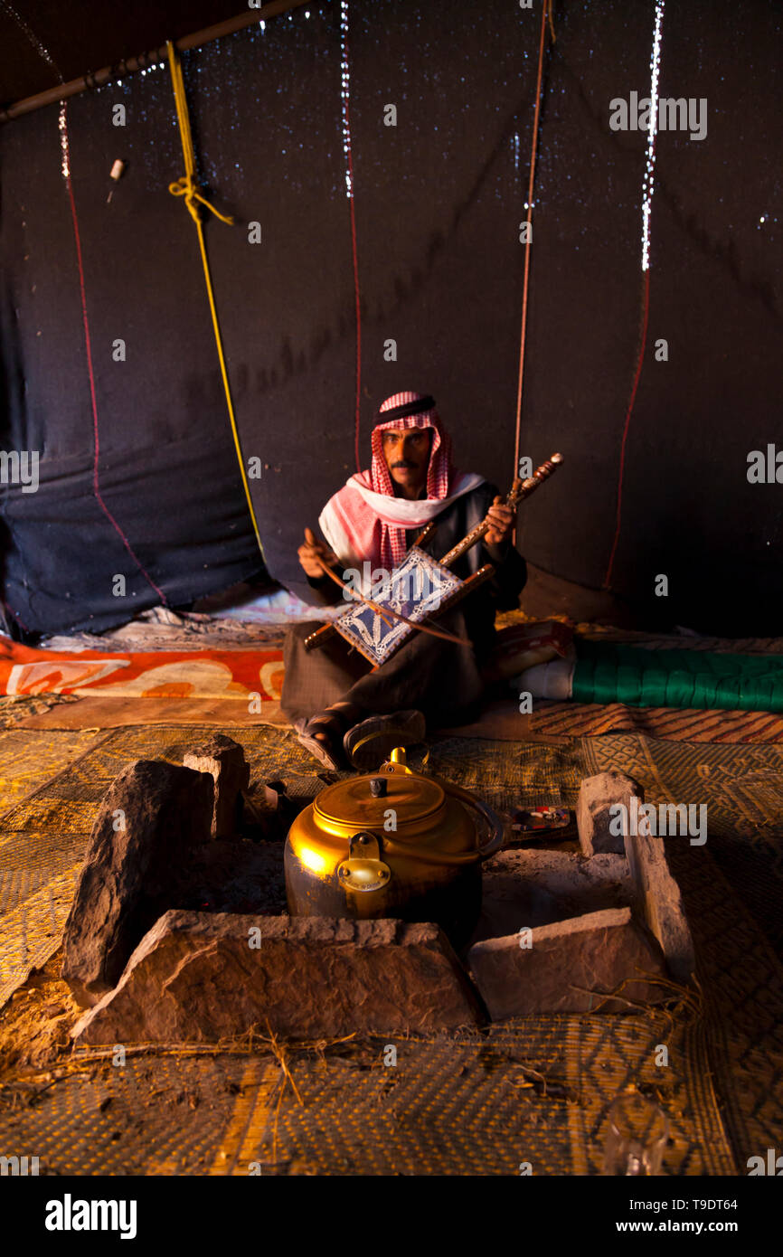 Beduino en la jaima tocando el instrumento musical Al Rababah, Wadi Rum ...