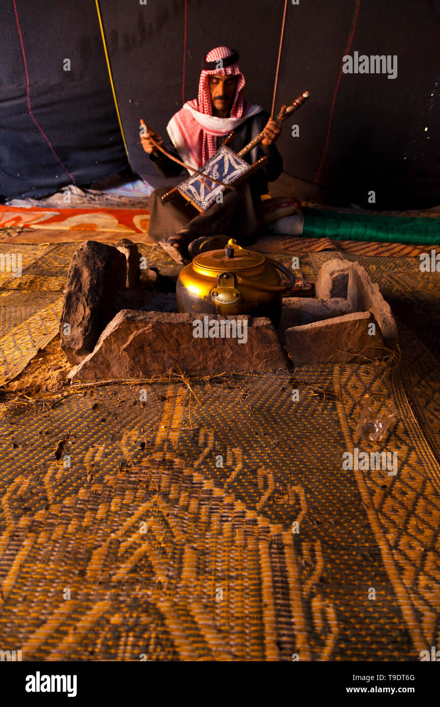 Beduino en la jaima tocando el instrumento musical Al Rababah, Wadi Rum ...
