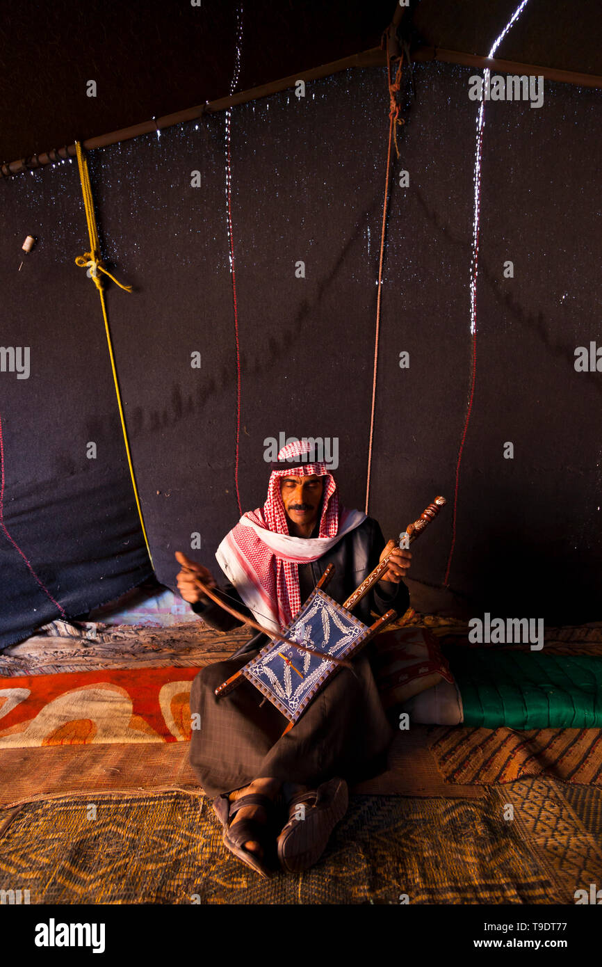 Beduino en la jaima tocando el instrumento musical Al Rababah, Wadi Rum ...