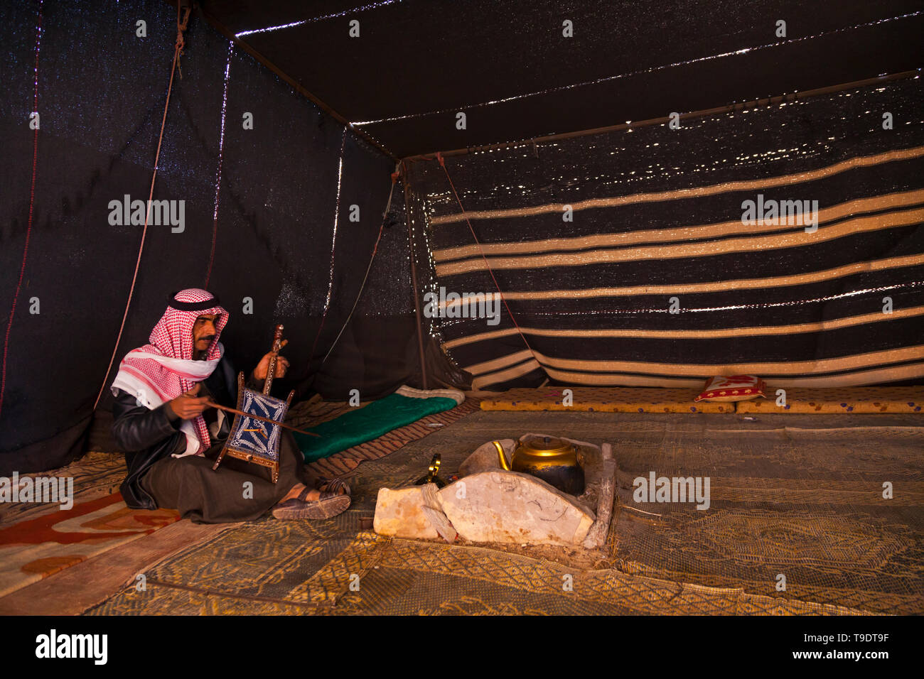 Beduino en la jaima tocando el instrumento musical Al Rababah, Wadi Rum ...