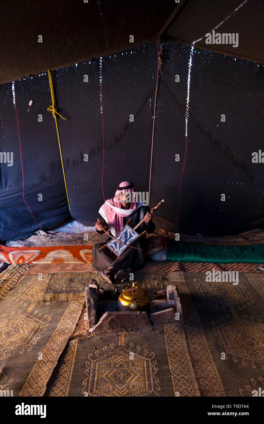 Beduino en la jaima tocando el instrumento musical Al Rababah, Wadi Rum ...