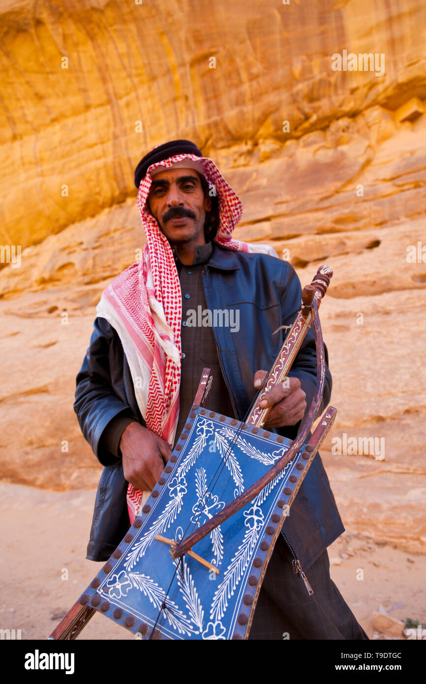 Beduino con instrumento musical Al Rababah, Wadi Rum, Jordania, Oriente ...