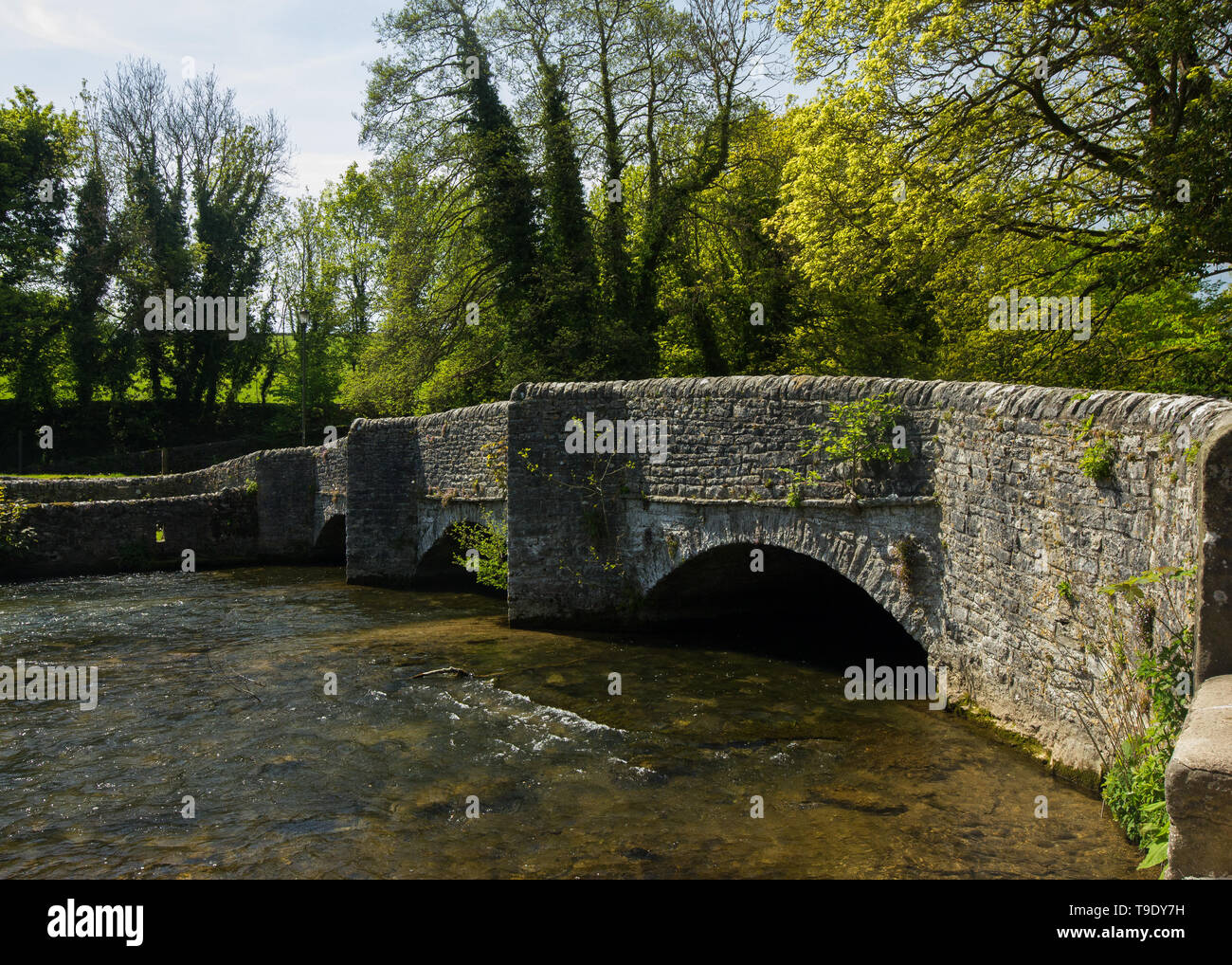 View of the Sheepwash bridge from Ashford in the water, Derbyshire Peak ...